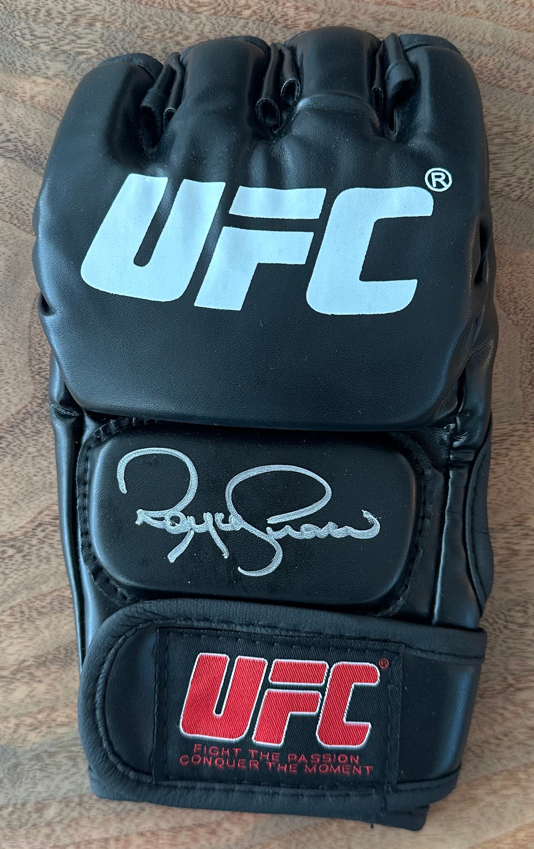 Royce Gracie Signed UFC Glove (Beckett) – Autograph Boss